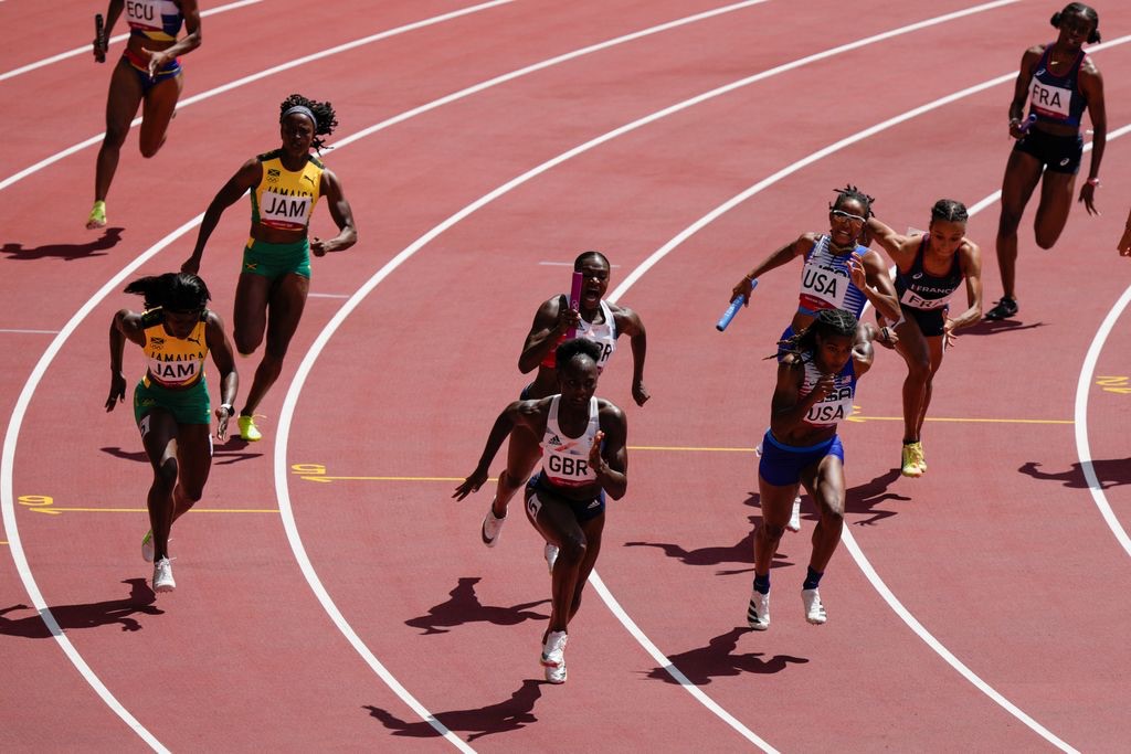 Best times but no finals for sprint relay teams